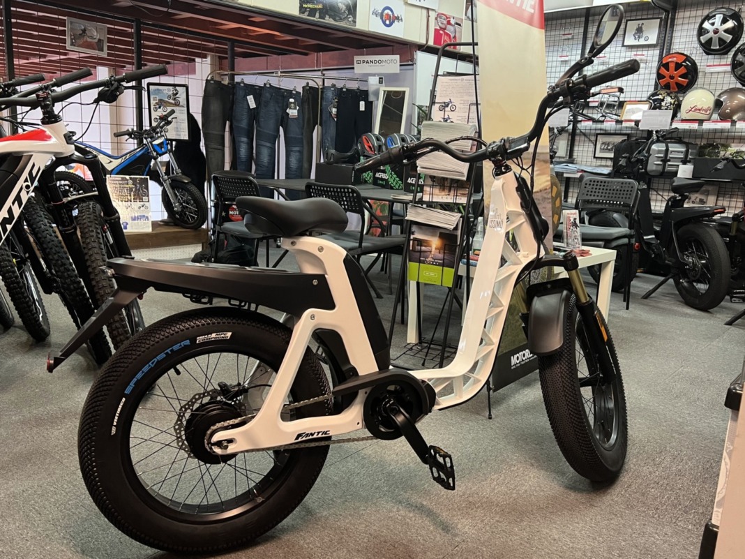 モータリストファクトリーで高速E-Bike「FANTIC ISSIMO 45」やオリジナル電動オートバイなどをチェック | シクロライダー