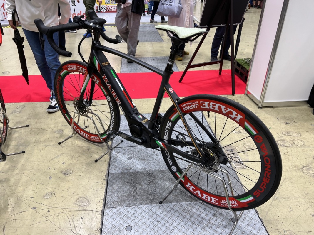Eバイクファンが度肝を抜く！KABE JAPANブースのEバイクコレクションをチェック！【サイクルモード2023】 | シクロライダー